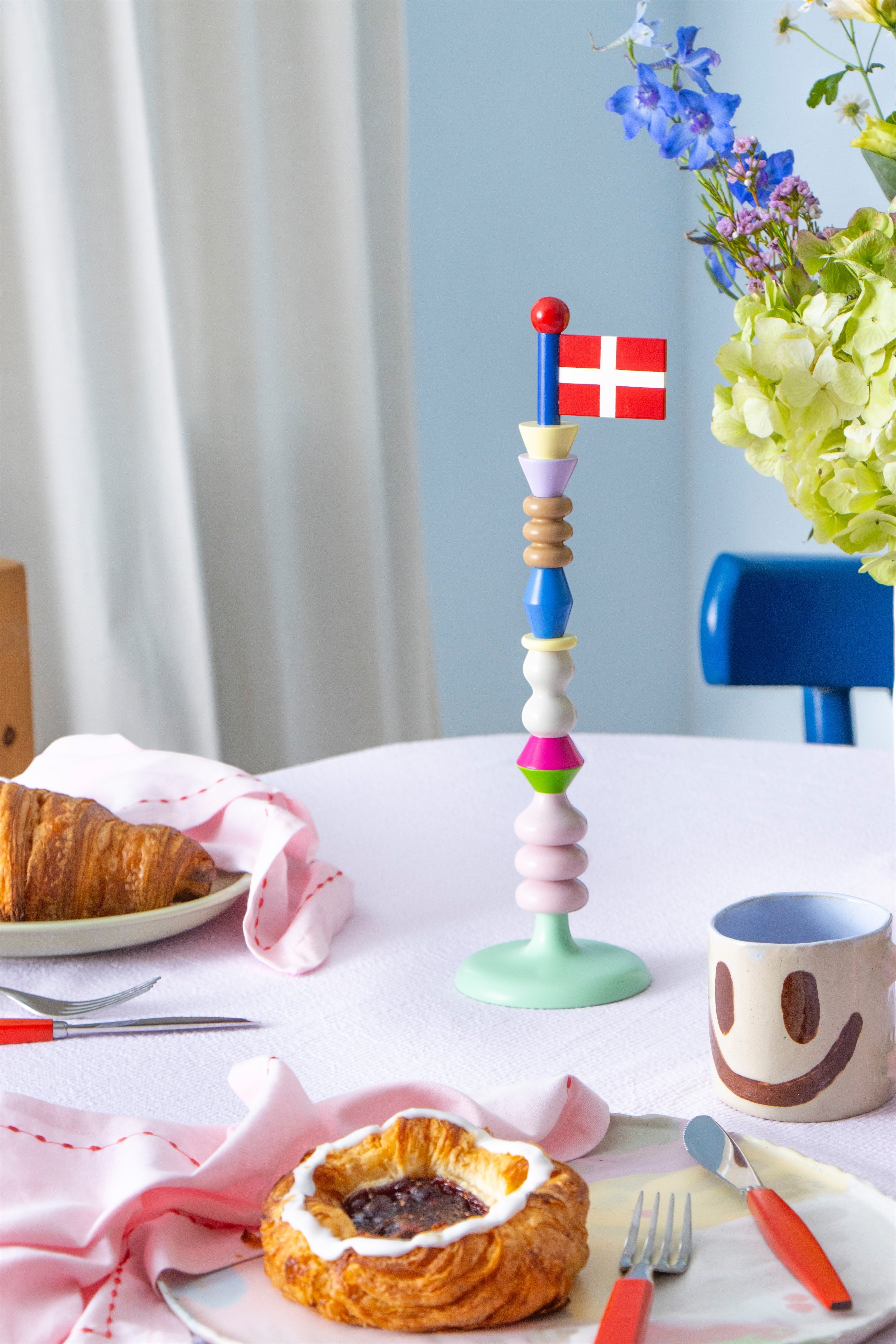 Tossi Table Flag, height 30 cm, with perhaps the most urban vibe and c ...
